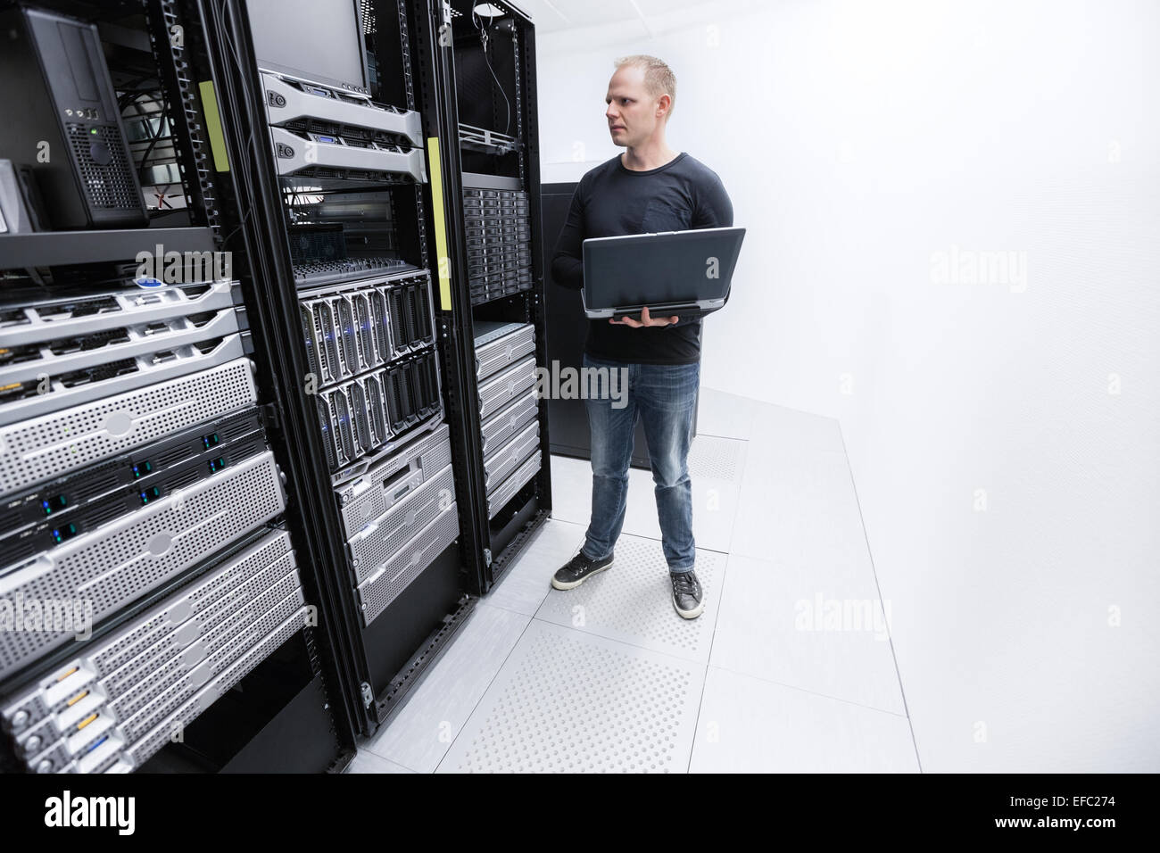Data center monitor hi-res stock photography and images - Alamy