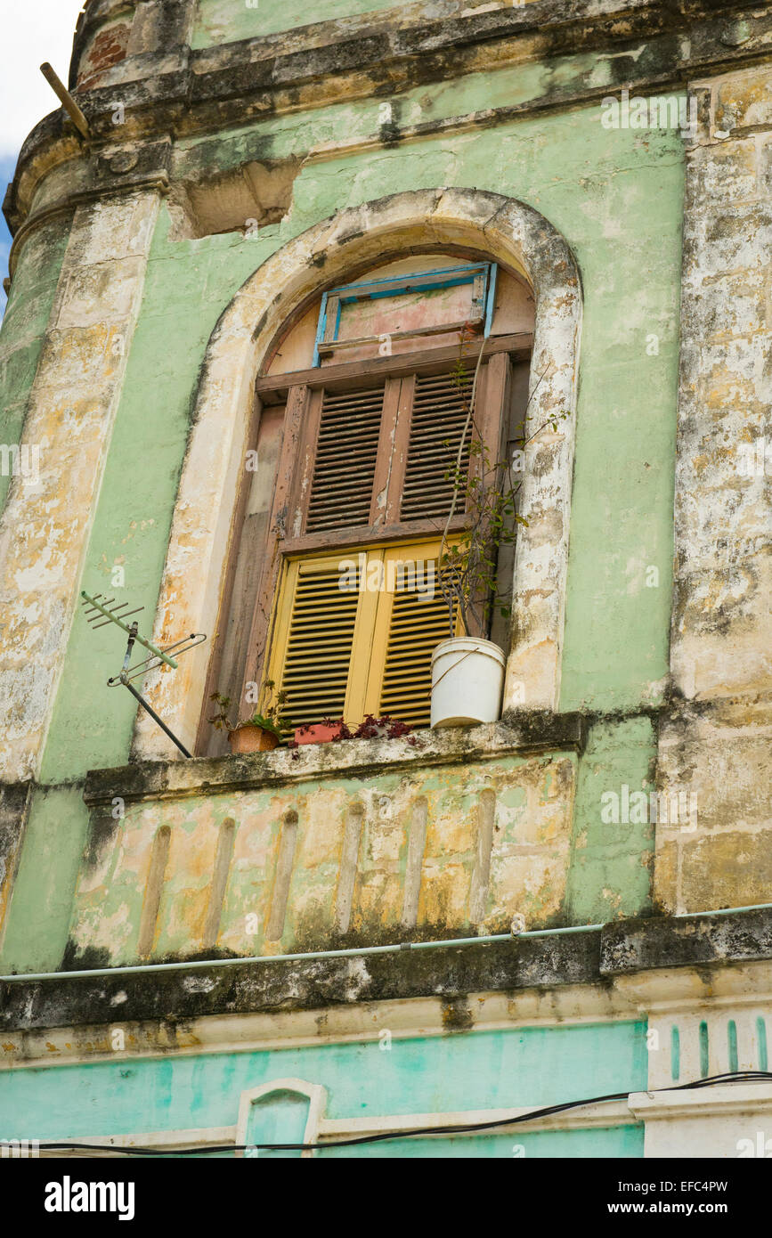 Cuba havana windows green hi-res stock photography and images - Alamy