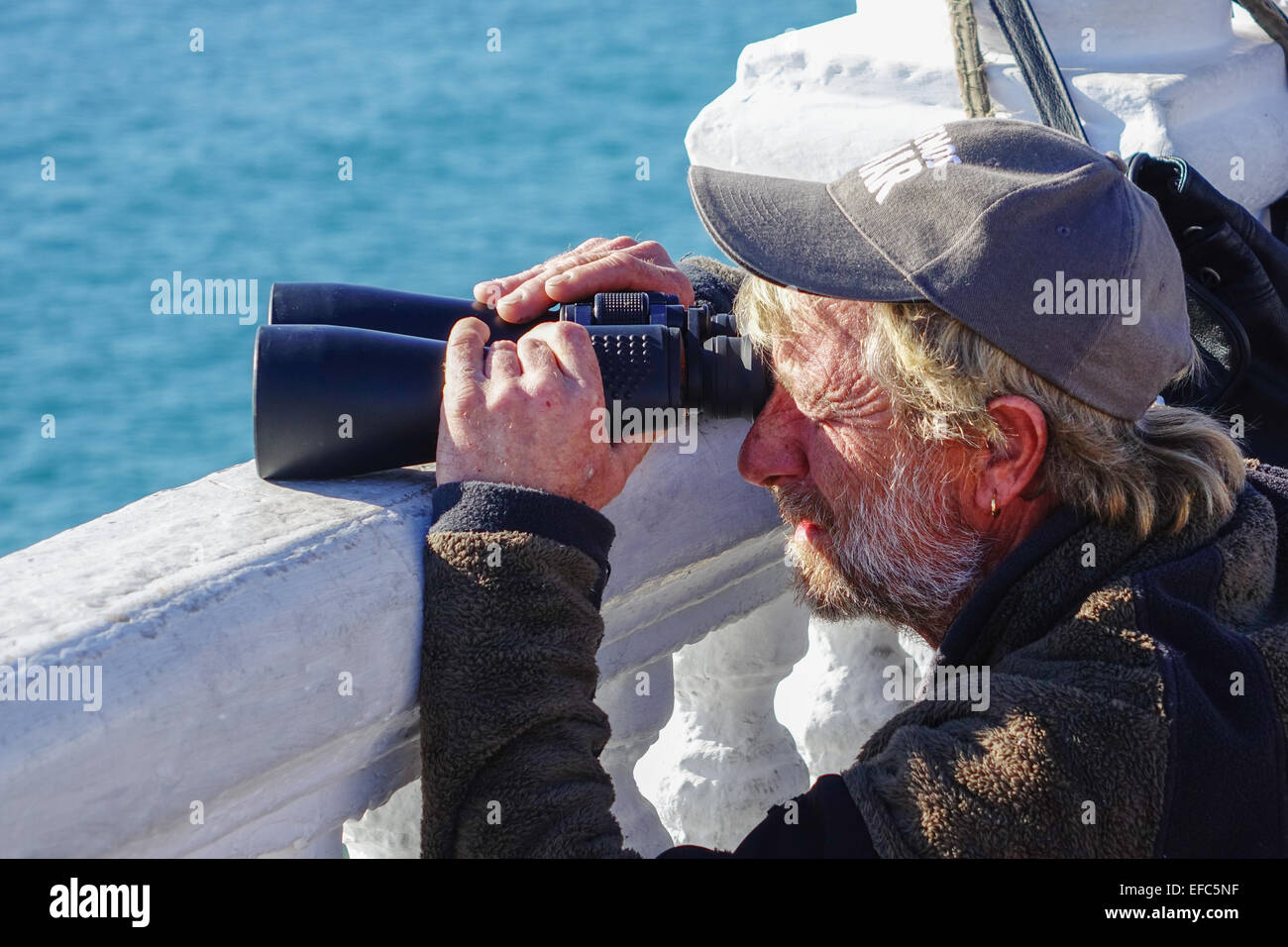 Old man looking out to sea hi-res stock photography and images - Alamy