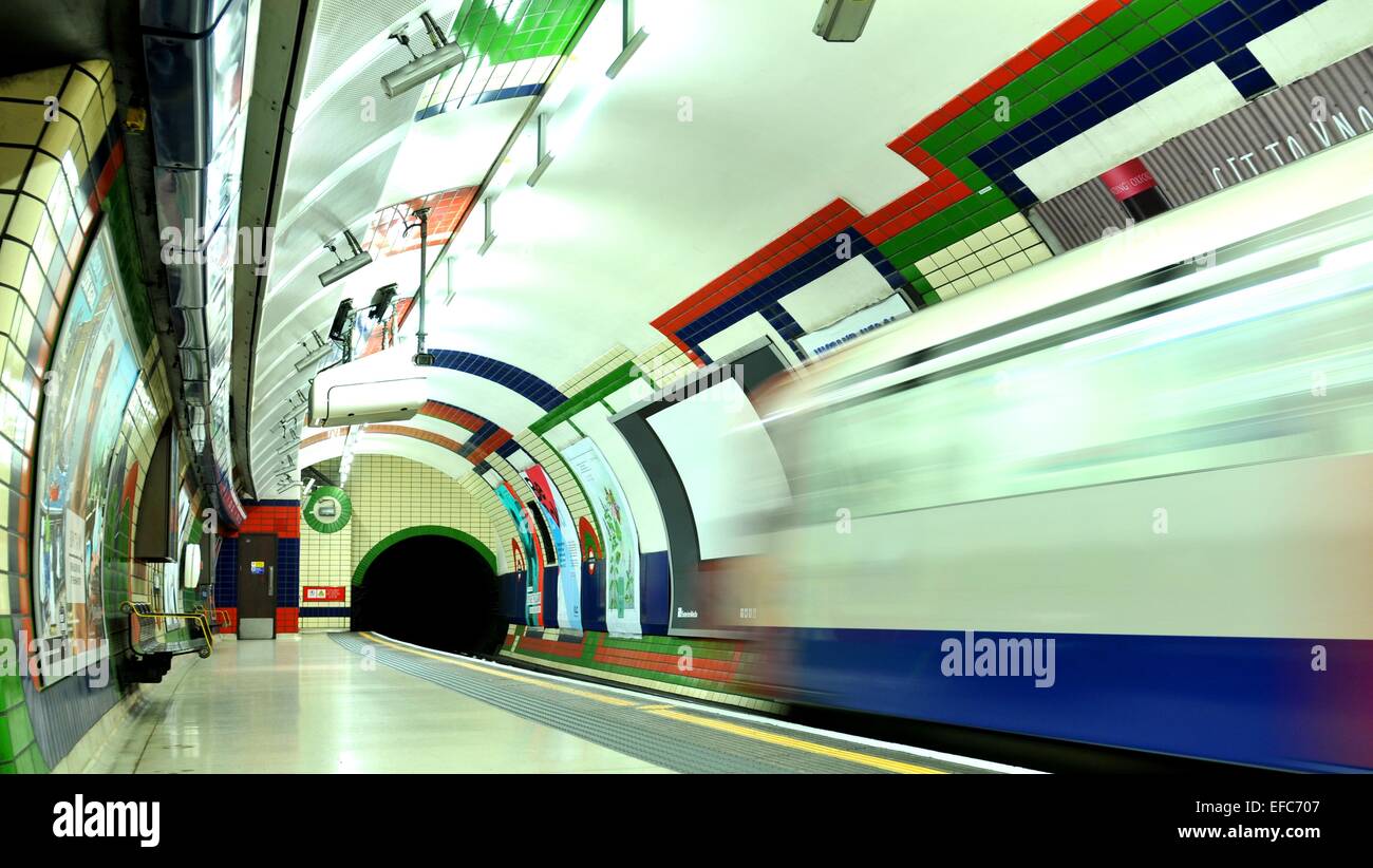 Piccadilly circus underground station interior hi-res stock photography ...