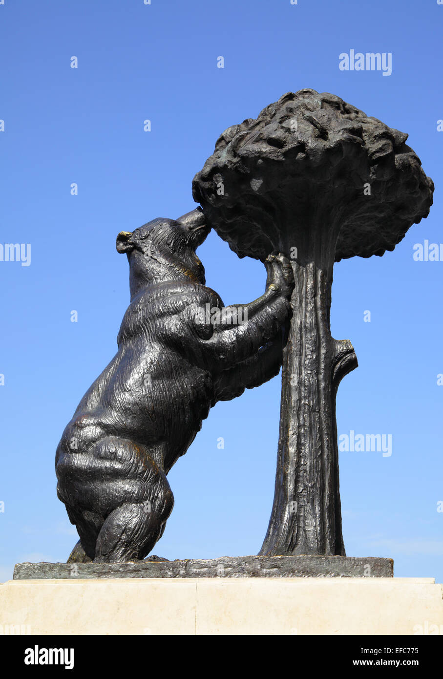 Statue of Bear and strawberry tree (Symbol of Madrid Stock Photo - Alamy