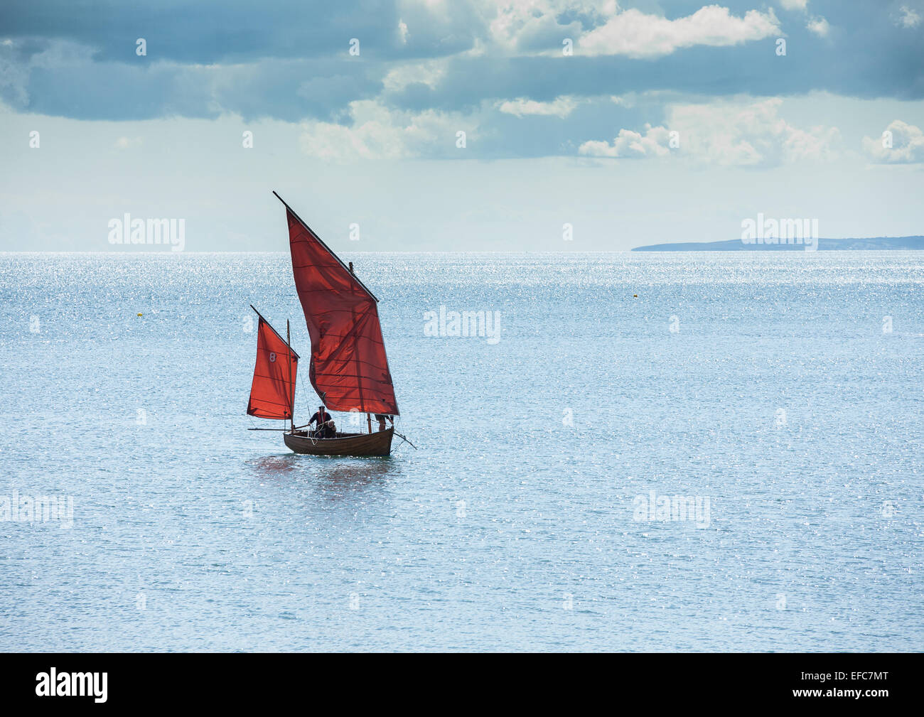 Beer lugger - red sails Stock Photo - Alamy
