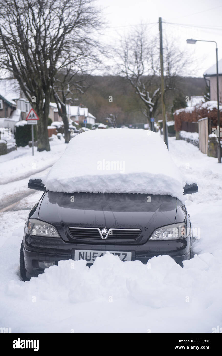 Buxton, Derbyshire, UK. 31st Jan, 2015. A vehicle is covered by a large ...