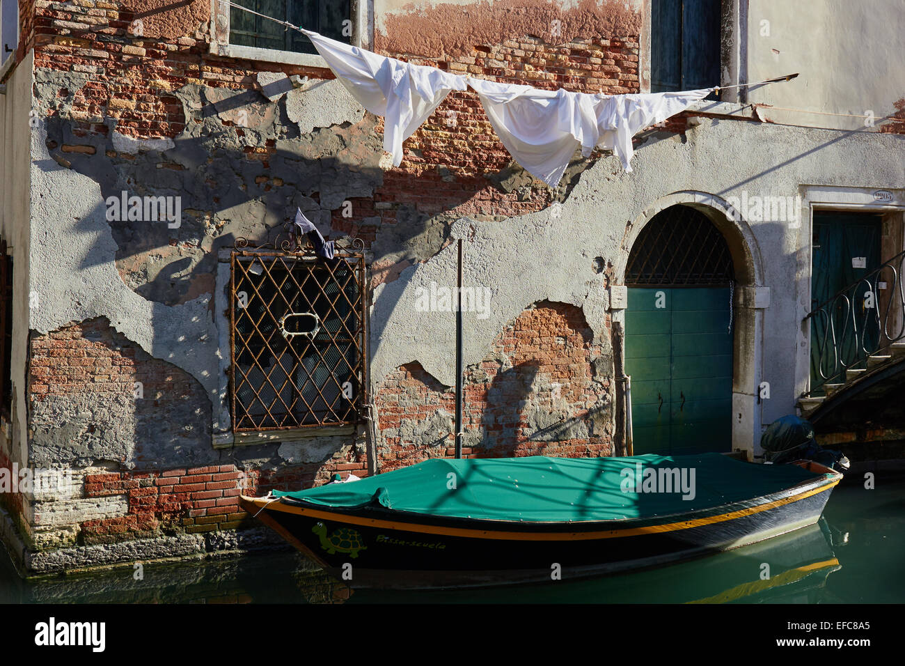 Crumbling house hi-res stock photography and images - Alamy