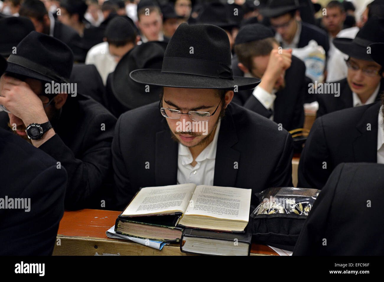 Crowded classroom hi-res stock photography and images - Alamy