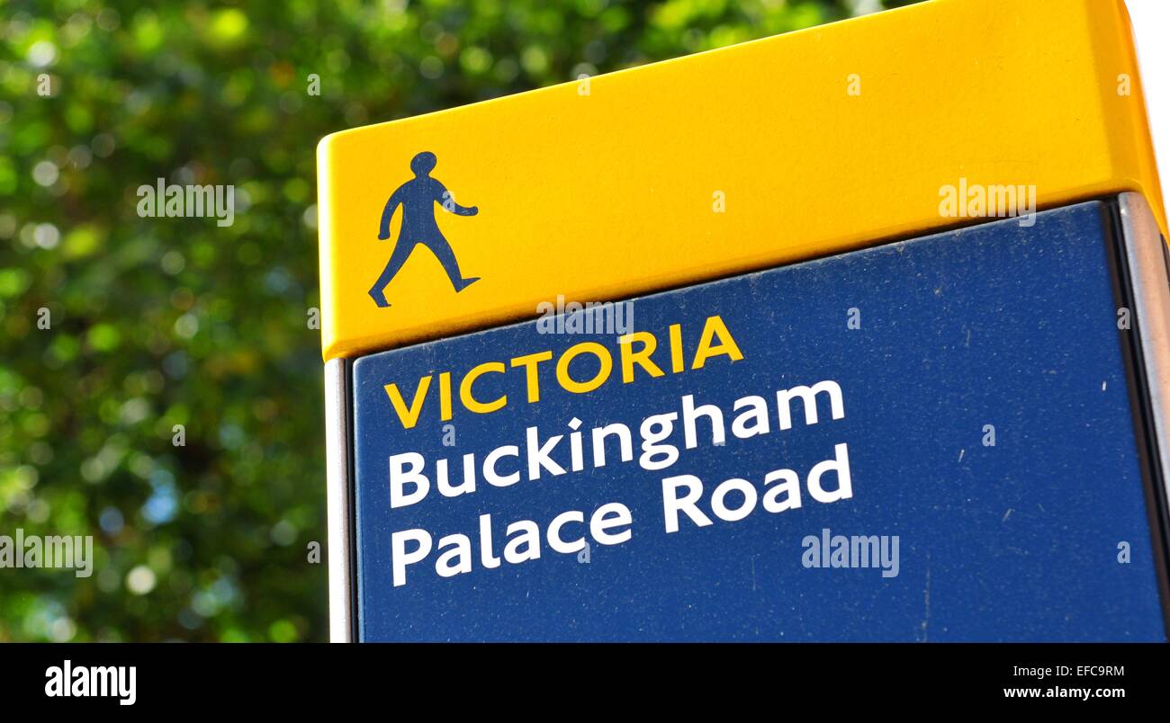 Buckingham palace direction sign hi-res stock photography and images ...