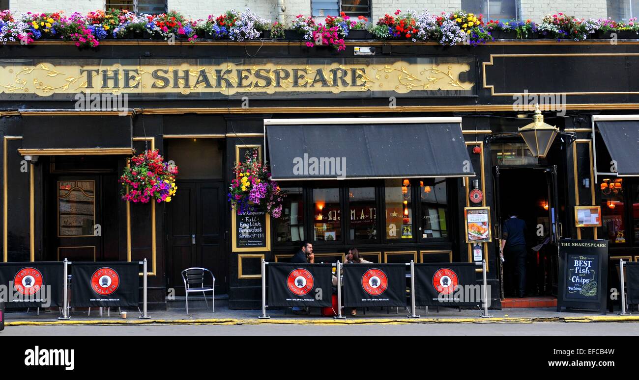 Traditional British pub Stock Photo - Alamy