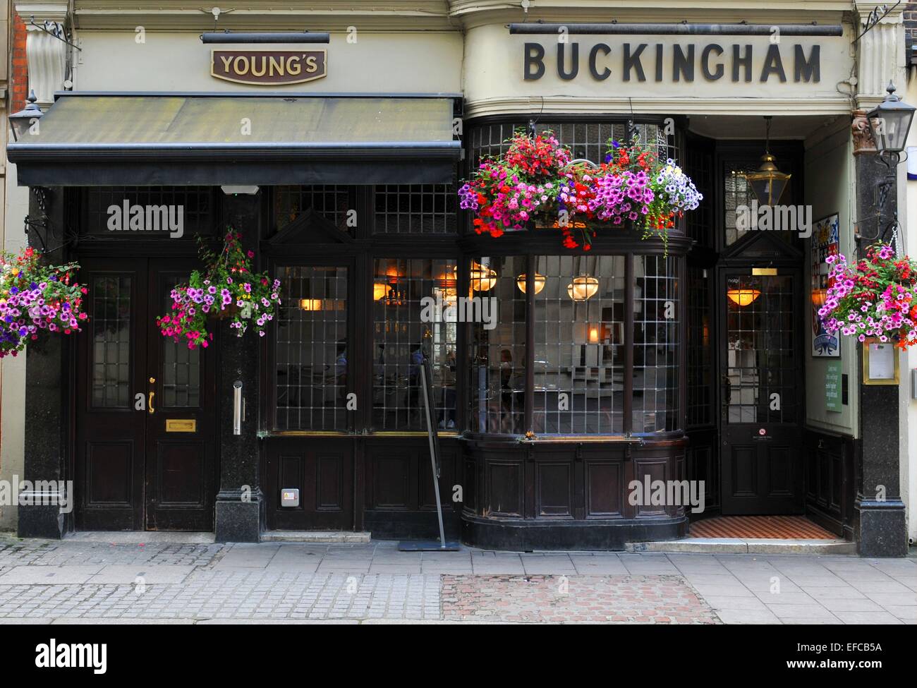 Traditional British pub Stock Photo - Alamy