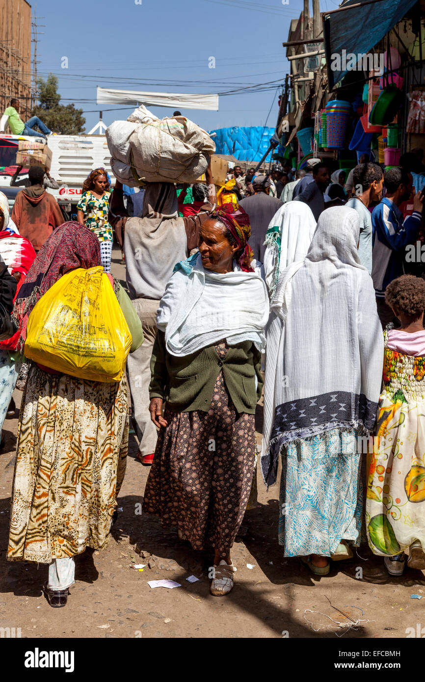 Ethiopian women at the market at addis ababa hi-res stock photography ...