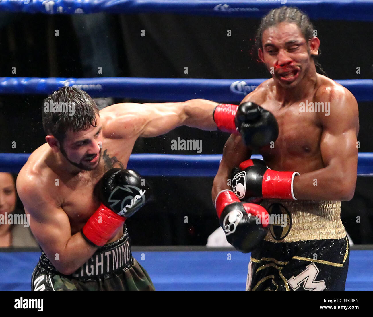 Mashantucket, Connecticut, USA. 30th Jan, 2015. Karl Dargan (black/gold ...