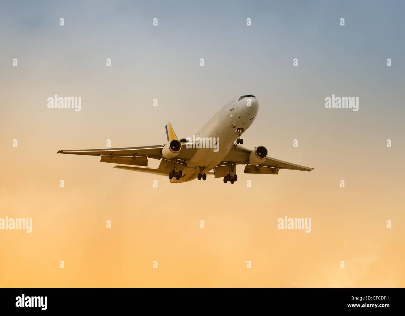 Dc 10 aircraft landing hi-res stock photography and images - Alamy