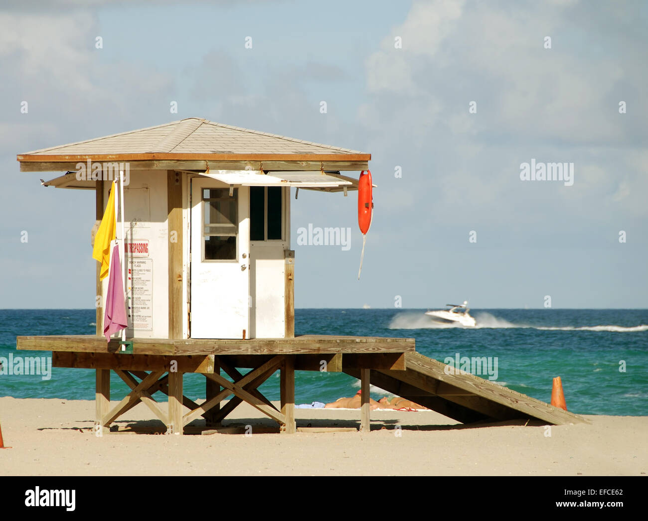 Ocean beach lifeguard tower hi-res stock photography and images - Alamy