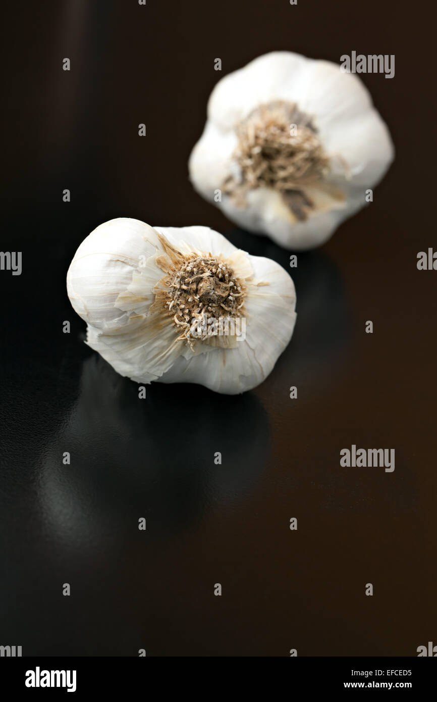 Closeup fresh garlic bulbs hi-res stock photography and images - Alamy
