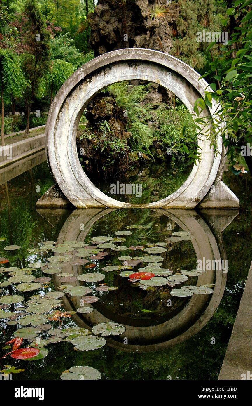Chinese moon gate hi-res stock photography and images - Alamy