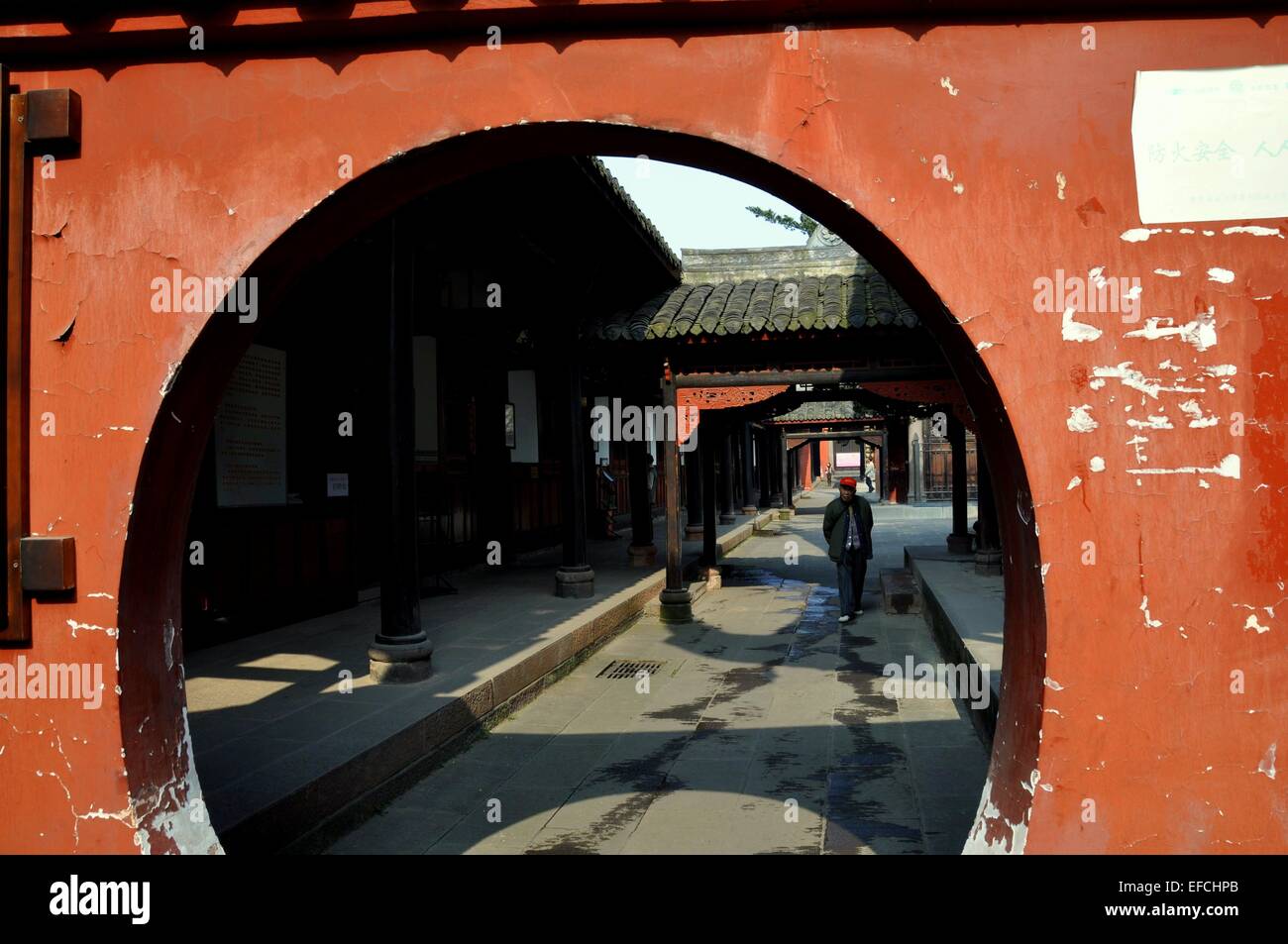 Moon gate hi-res stock photography and images - Alamy