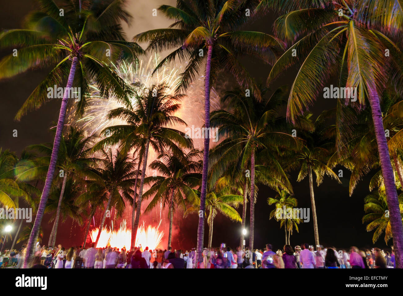 Exploding fireworks hi-res stock photography and images - Alamy