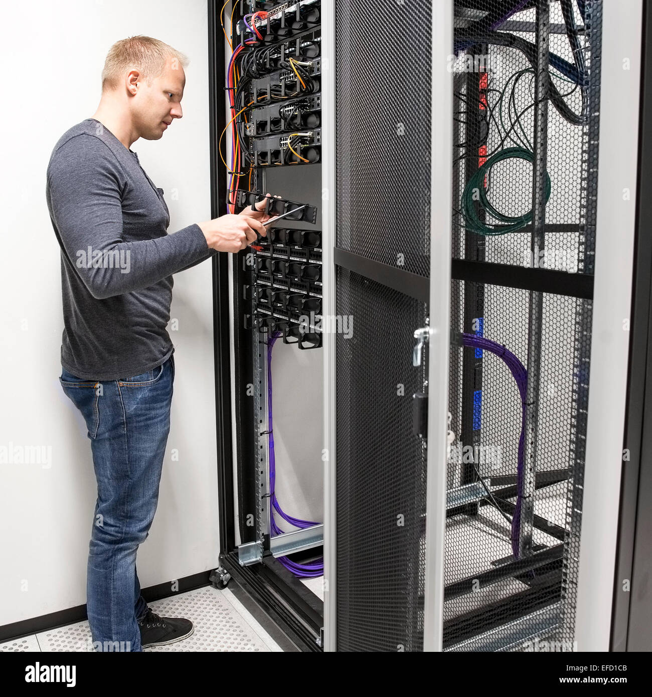 Data center cabling hi-res stock photography and images - Alamy