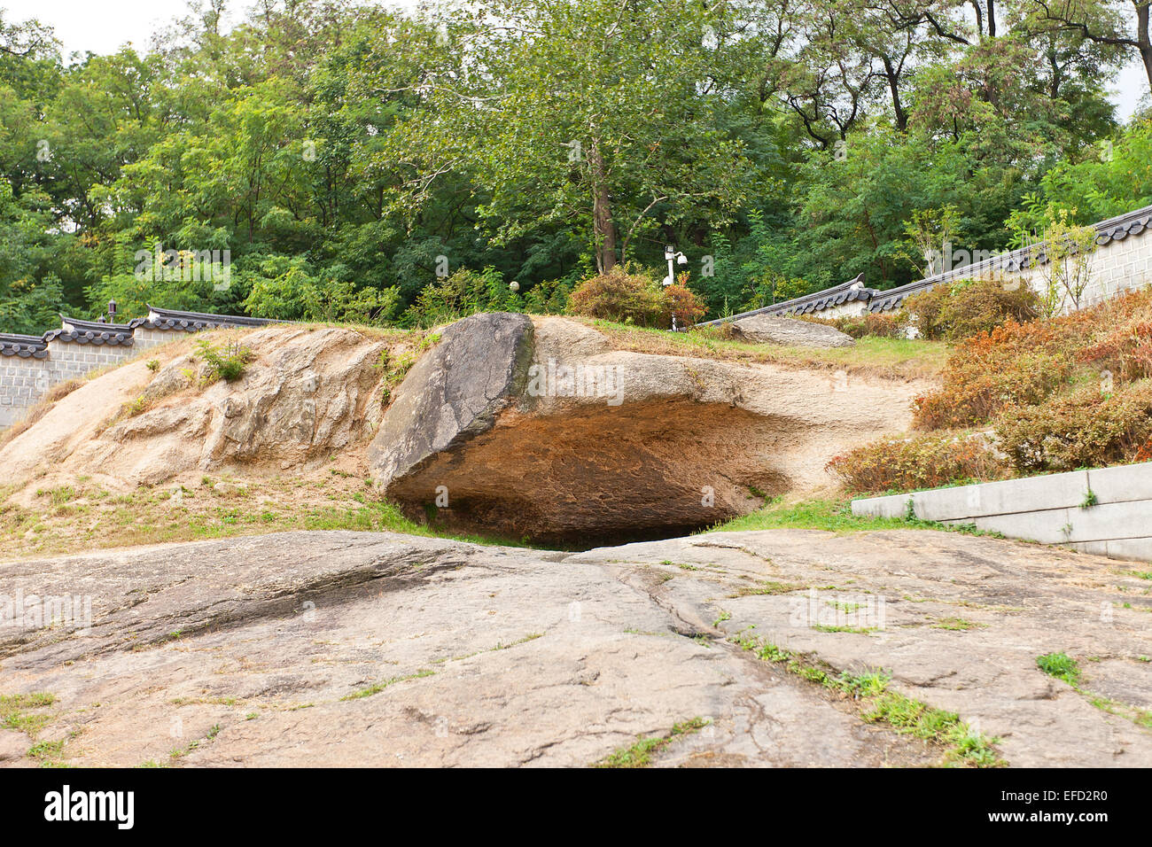 Seoam Rock, the place where King Gwanghaegun established Gyeonghuigung ...