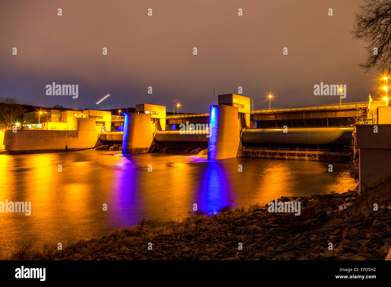 Dam of "Baldeneysee" lake, a reservoir, river Ruhr, at night ...