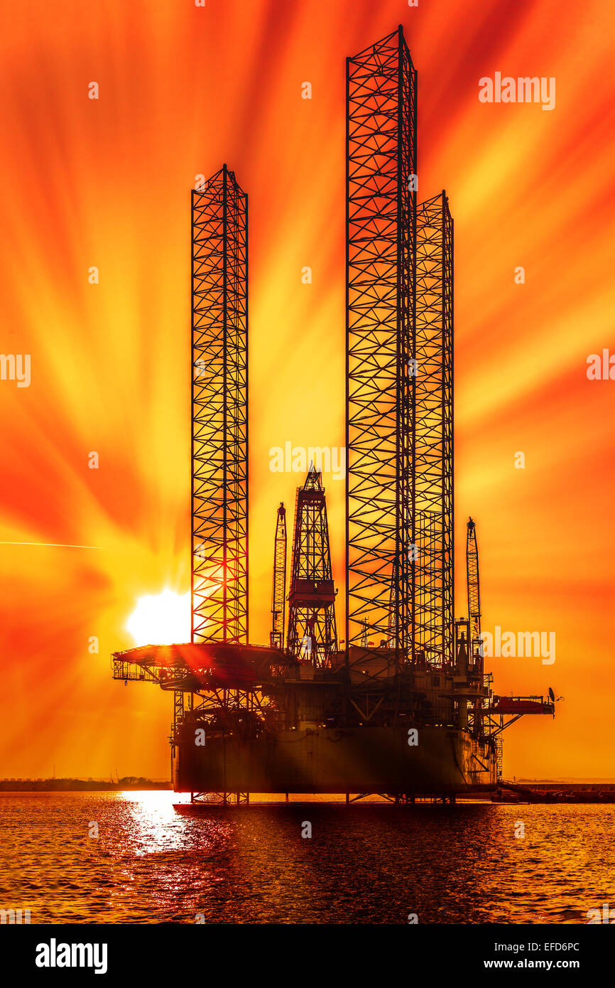 Drill rig platform in sea hi-res stock photography and images - Alamy