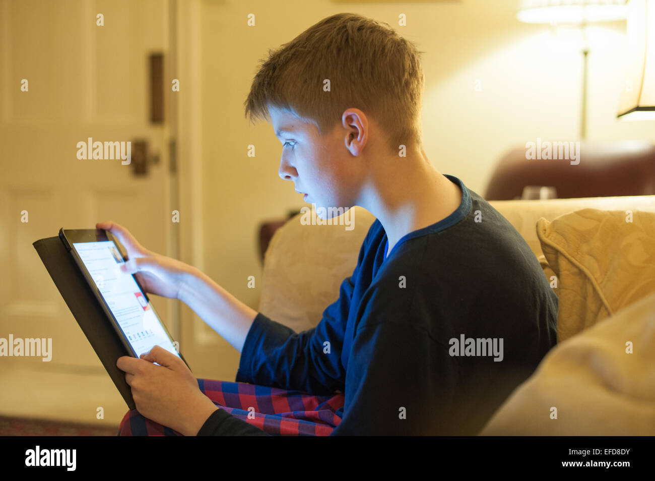 Teenager ipad hi-res stock photography and images - Alamy