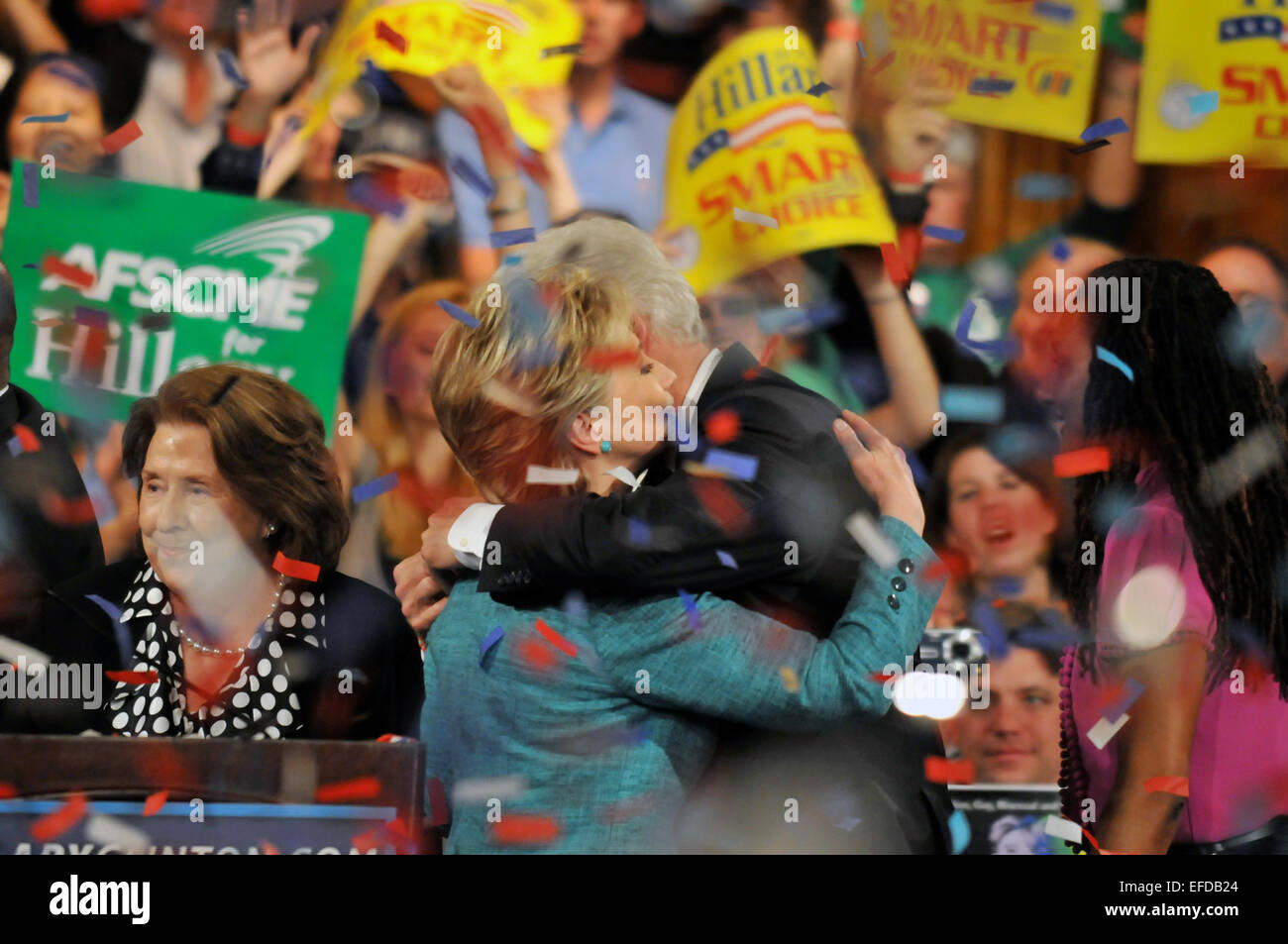 Bill and hillary clinton hug hi-res stock photography and images - Alamy