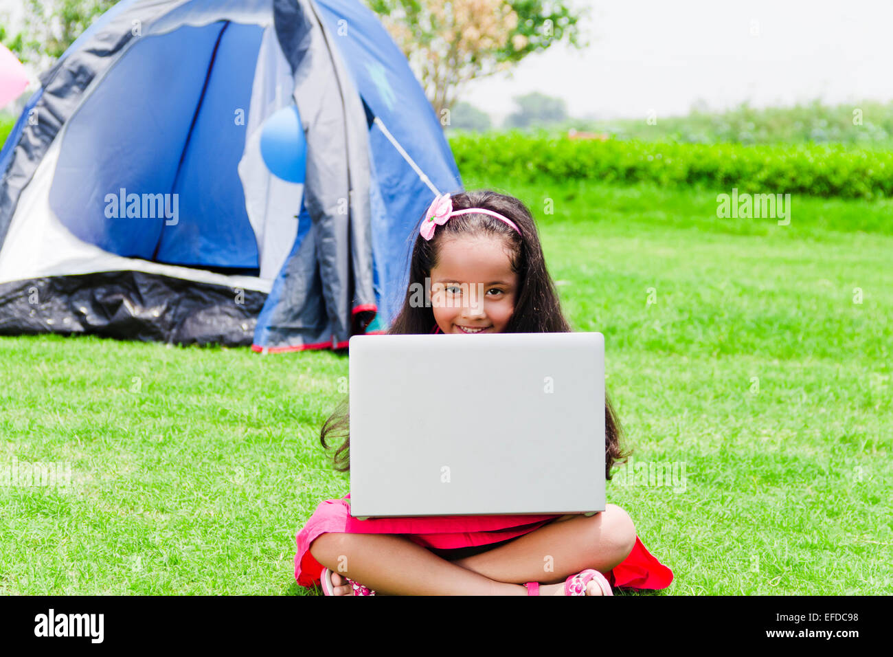 Tween girls working hi-res stock photography and images - Alamy