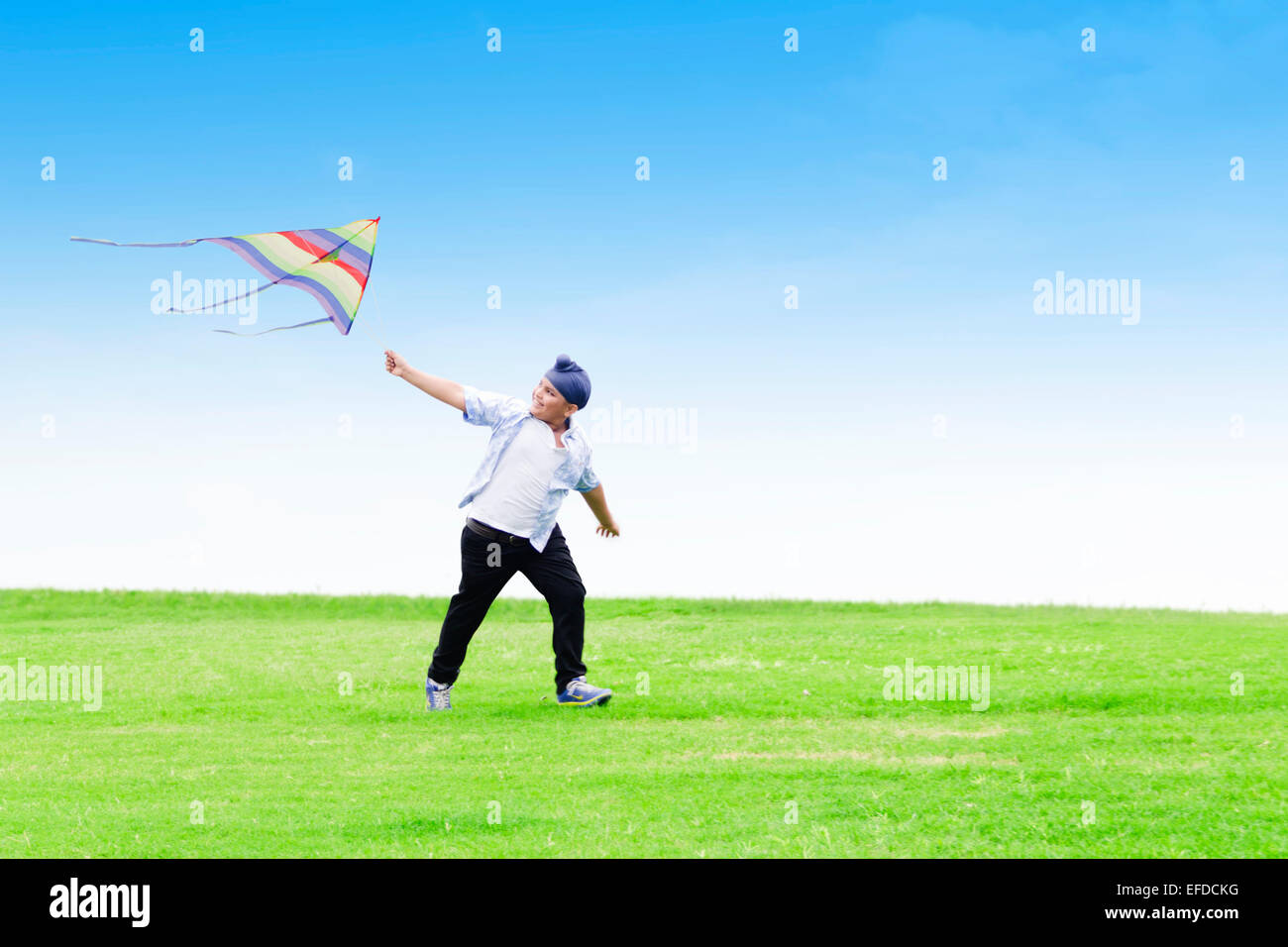 Boy looking up kite flying hi-res stock photography and images - Alamy