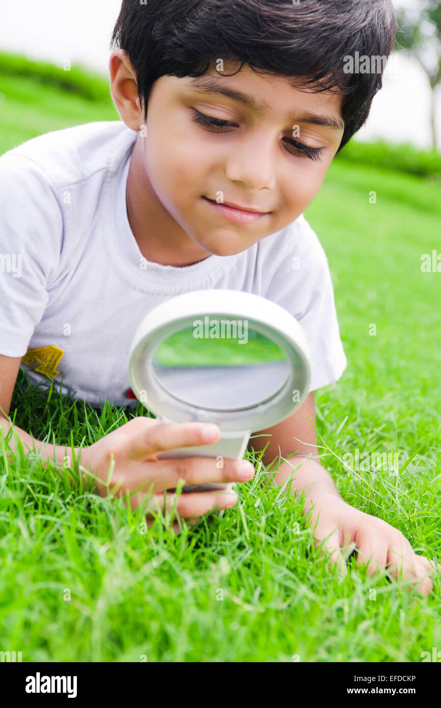 Child magnifying glass tree hi-res stock photography and images - Alamy