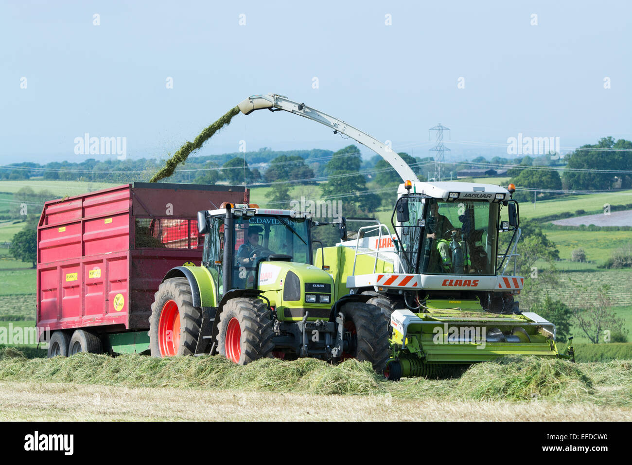 Claas Jaguar 850 self propelled forager chopping grass and loading ...