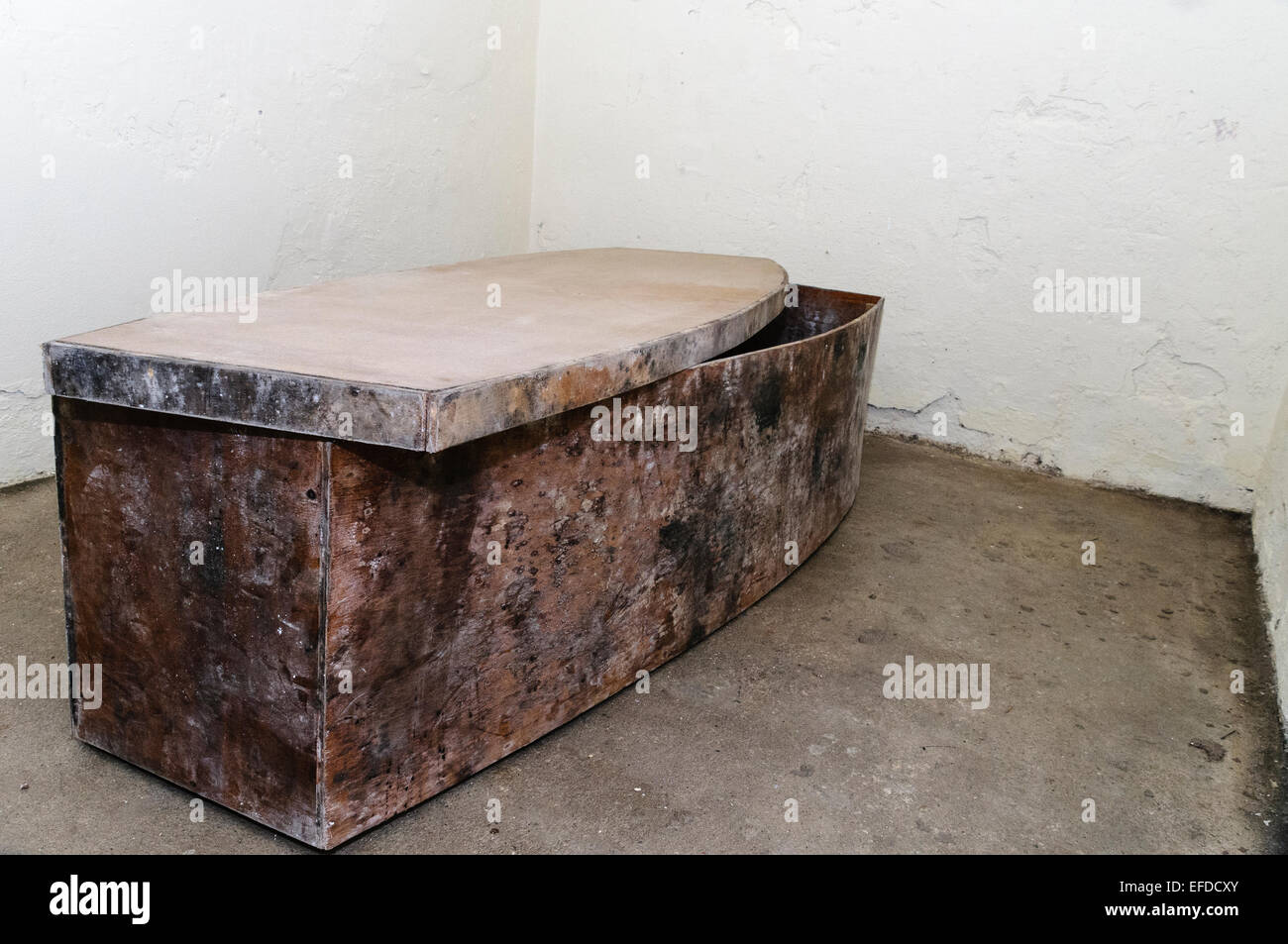 Open coffin empty hi-res stock photography and images - Alamy