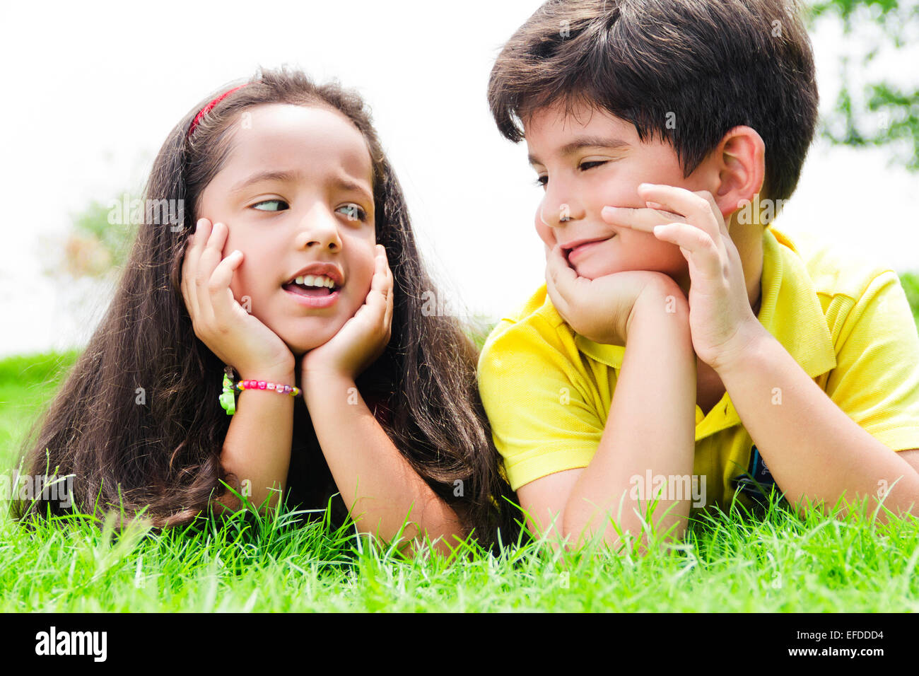 Children holding hands each other hi-res stock photography and images ...