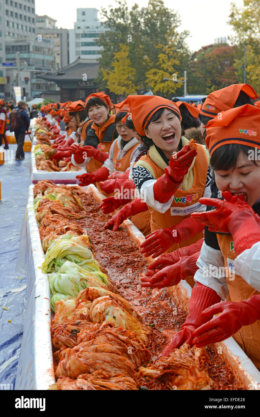 Kimjang kimchi hi-res stock photography and images - Alamy