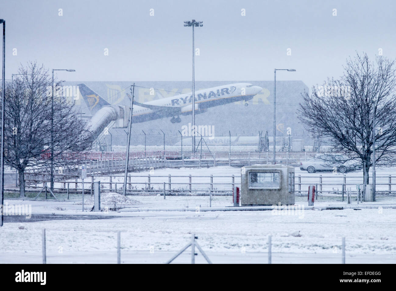 A RYANAIR Boeing 737-800 aircraft TAKING OFF IN A SNOWY BLIZZARD AT ...