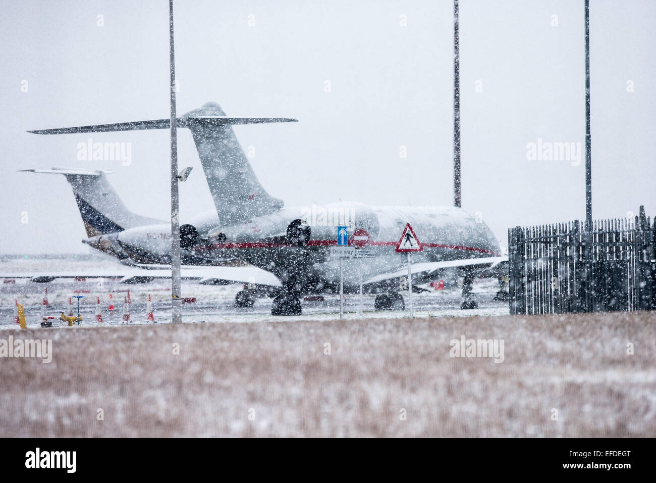 A RYANAIR Boeing 737-800 aircraft TAKING OFF IN A SNOWY BLIZZARD AT ...