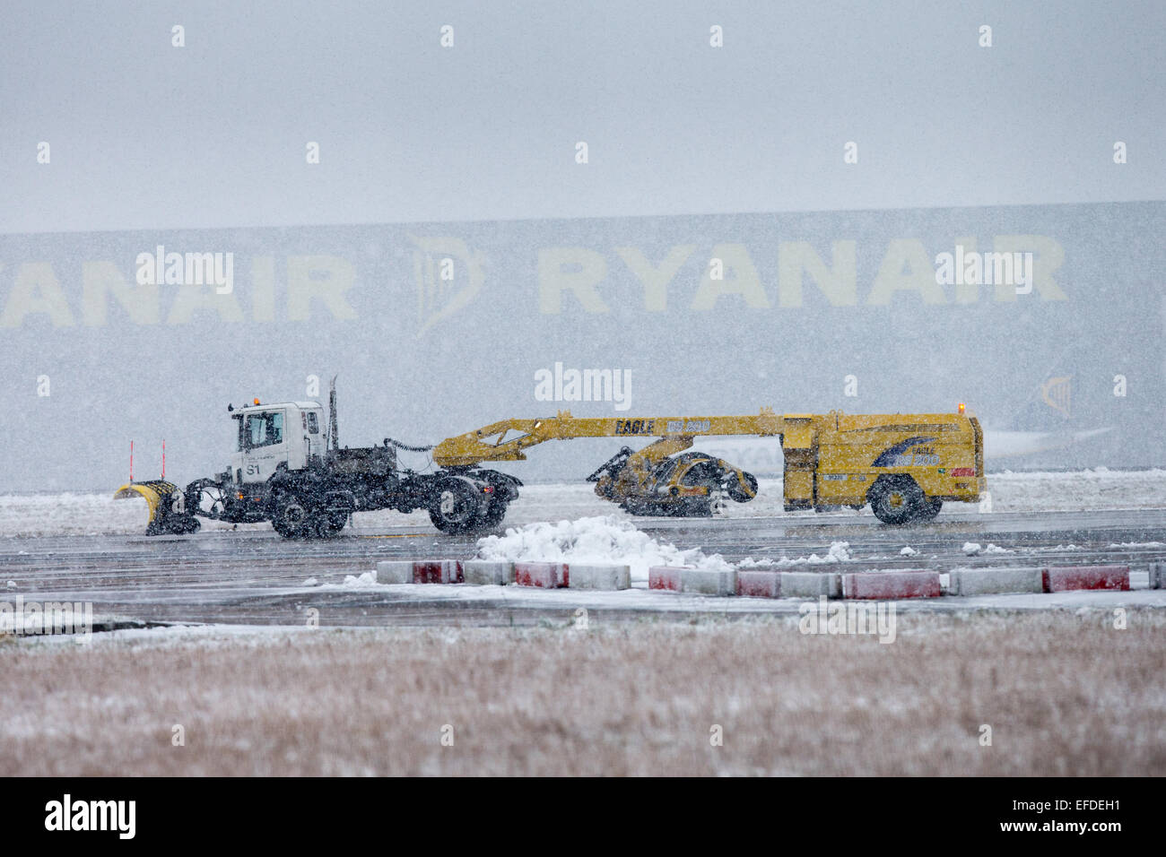CLEARING SNOW OFF THE RUNWAY AT STANSTED AIRPORT,ESSEX Stock Photo - Alamy