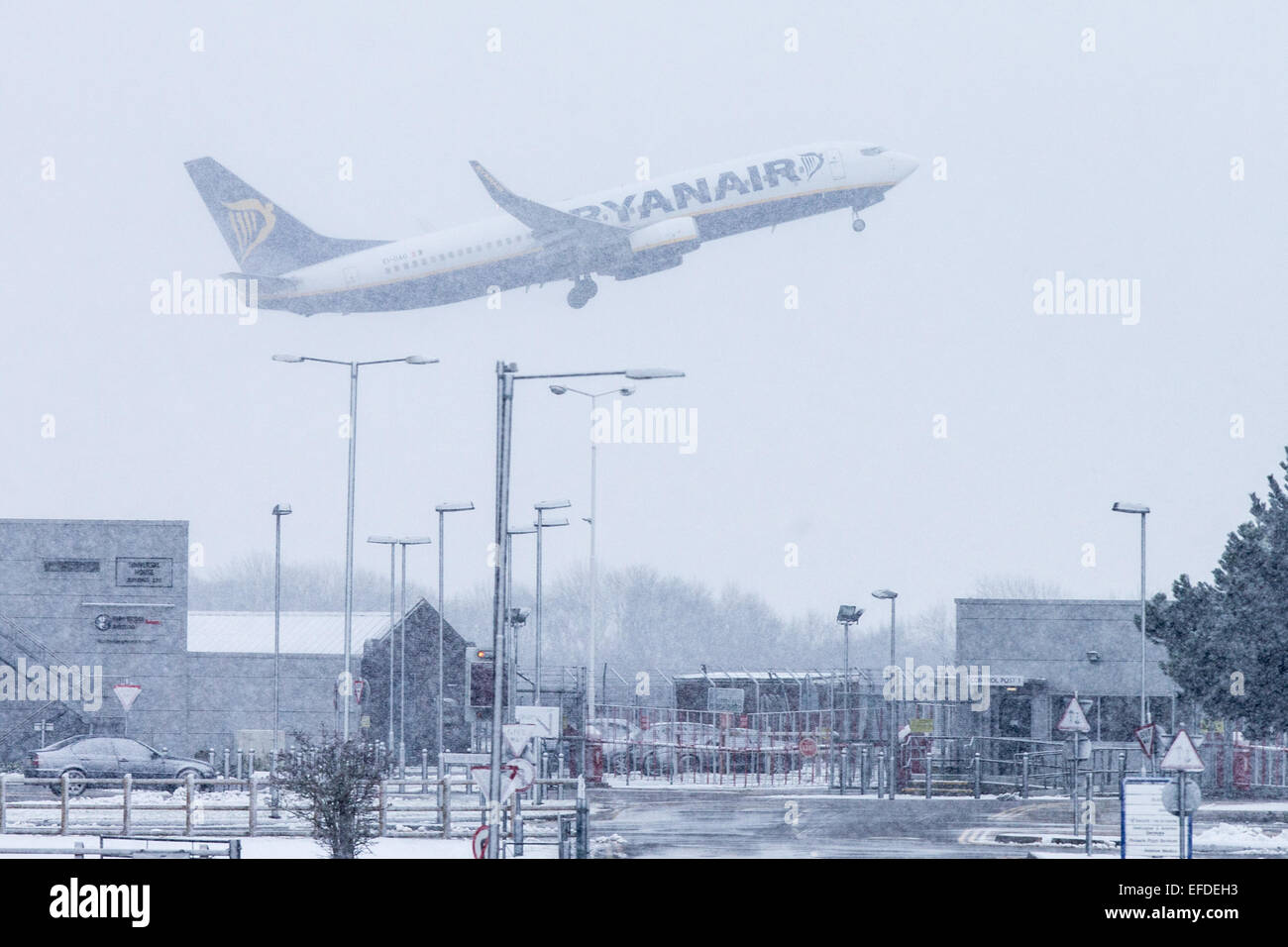 A RYANAIR Boeing 737-800 aircraft TAKING OFF IN A SNOWY BLIZZARD AT ...