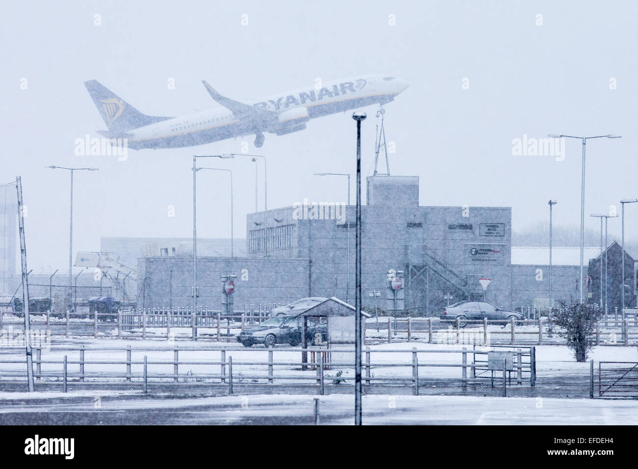A RYANAIR Boeing 737-800 aircraft TAKING OFF IN A SNOWY BLIZZARD AT ...
