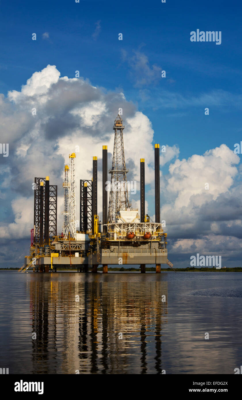 Jack up rigs hi-res stock photography and images - Alamy