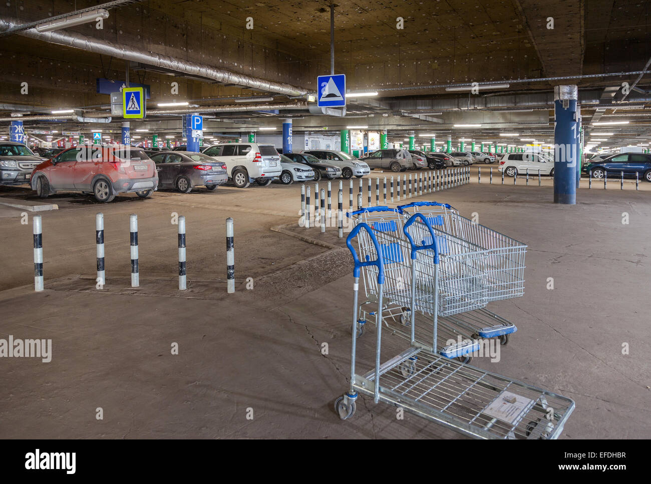 Underground car parking Mega shopping mall Stock Photo - Alamy