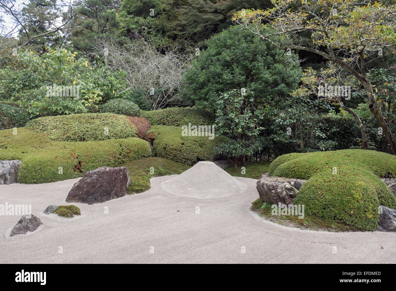 Meigetsu-in Zen temple garden with Mount Fuji sand sculpture, Kamakura ...
