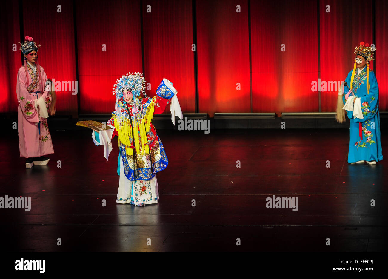 Los Angeles, USA. 31st Jan, 2015. Chinese artist Sun Ping (C) performs ...
