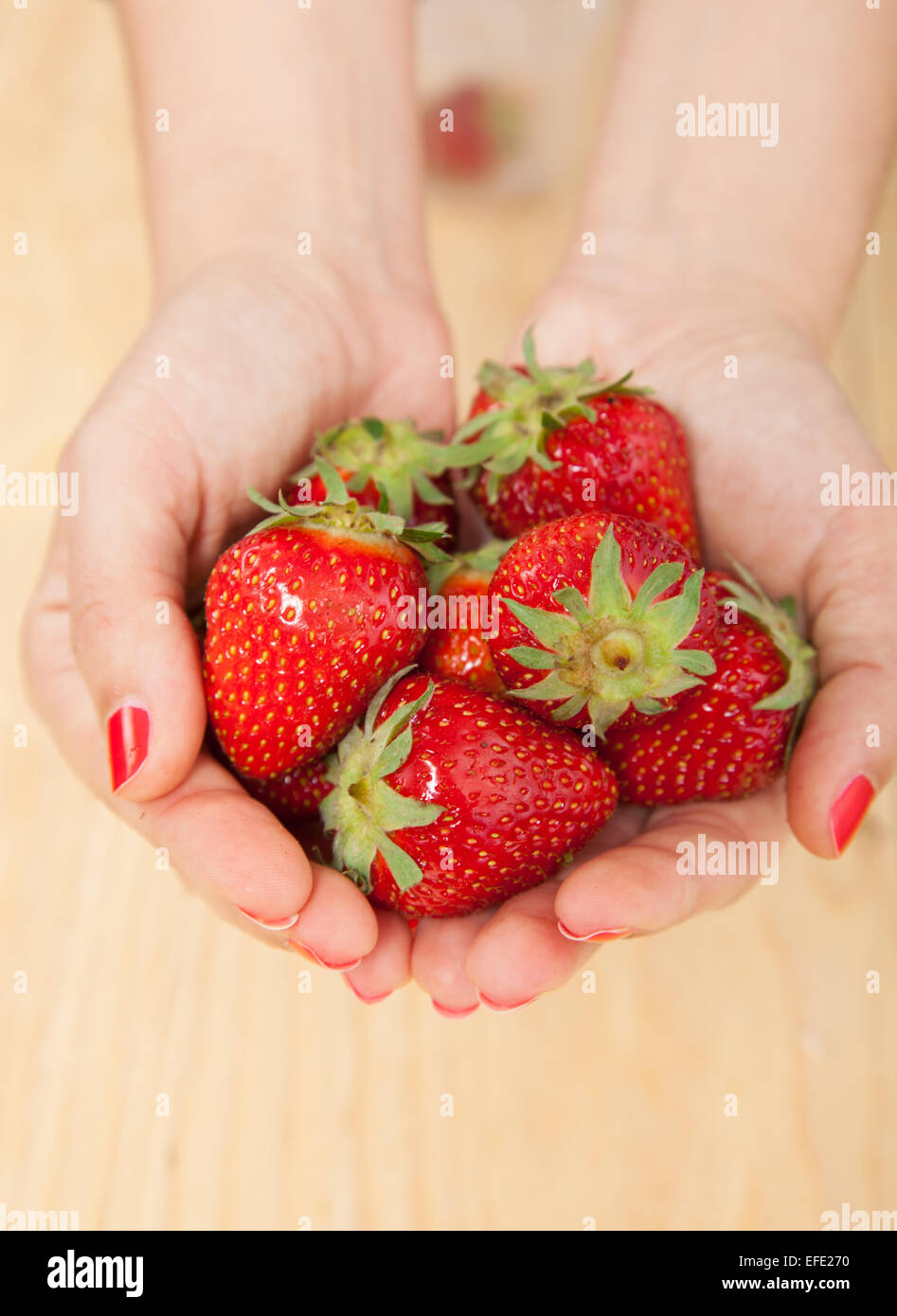 Hand holding strawberry plant hi-res stock photography and images - Alamy