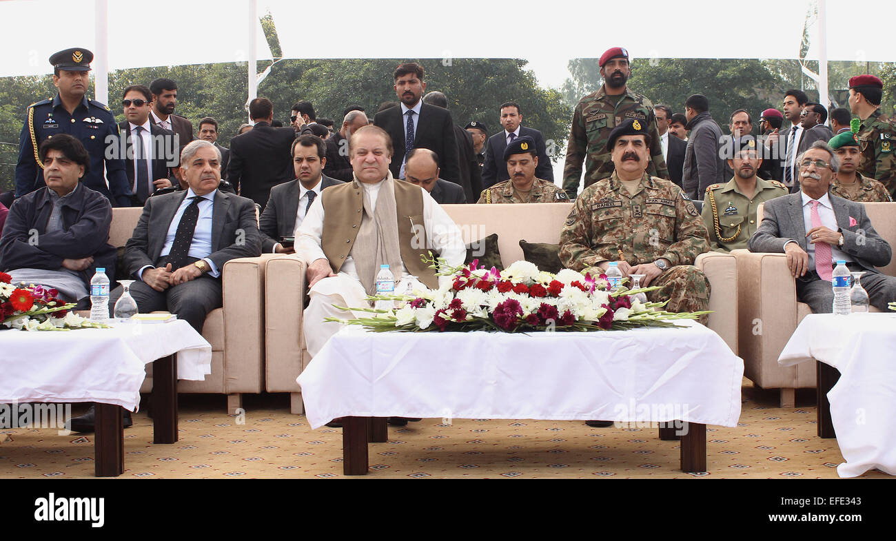 Prime Minister of Pakistan Mian Muhammad Nawaz Sharif (Center), Chief ...