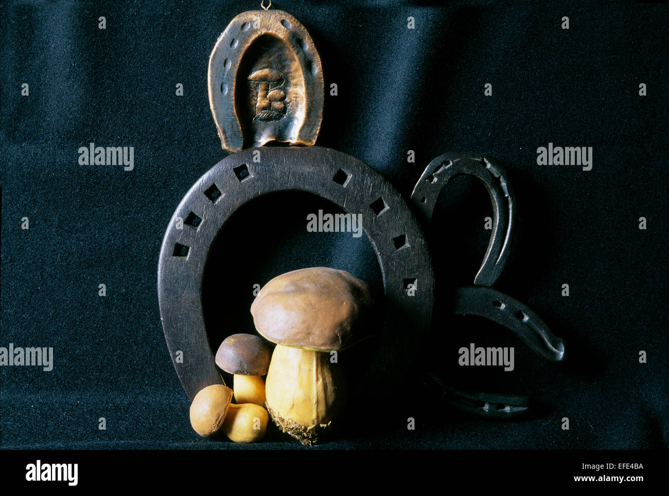 Artigianato del Rame ( Sbalzo e cesellatura Stock Photo - Alamy