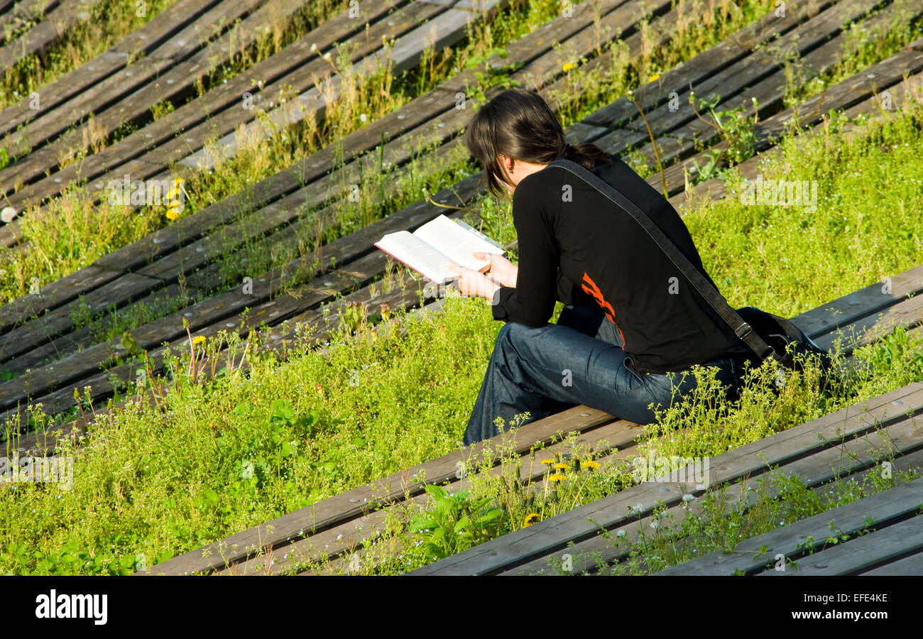 reading in the park Stock Photo - Alamy