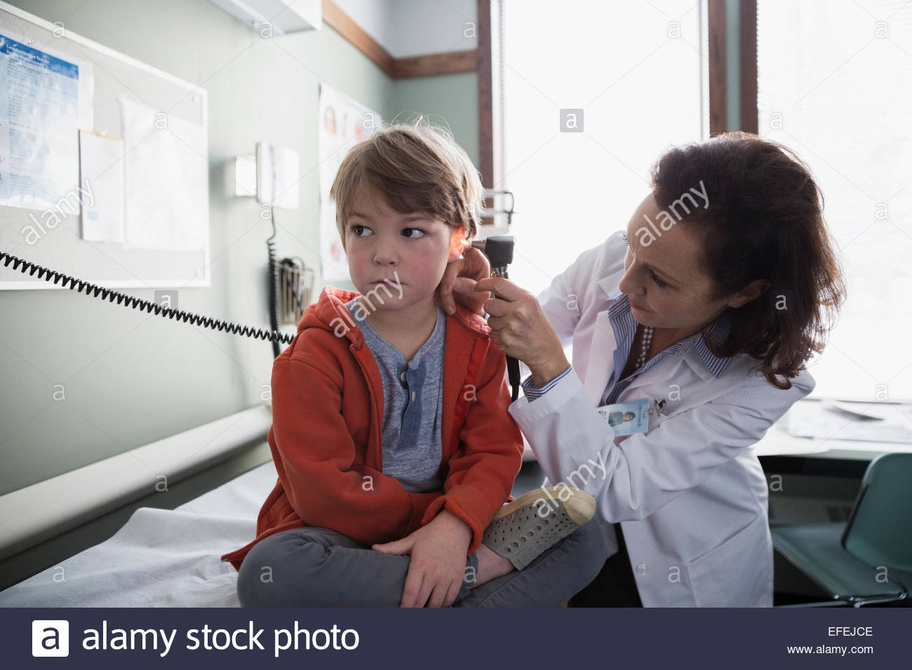 Examination of ear hi-res stock photography and images - Alamy