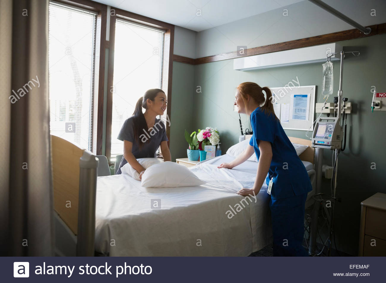 Nurses making bed hi-res stock photography and images - Alamy