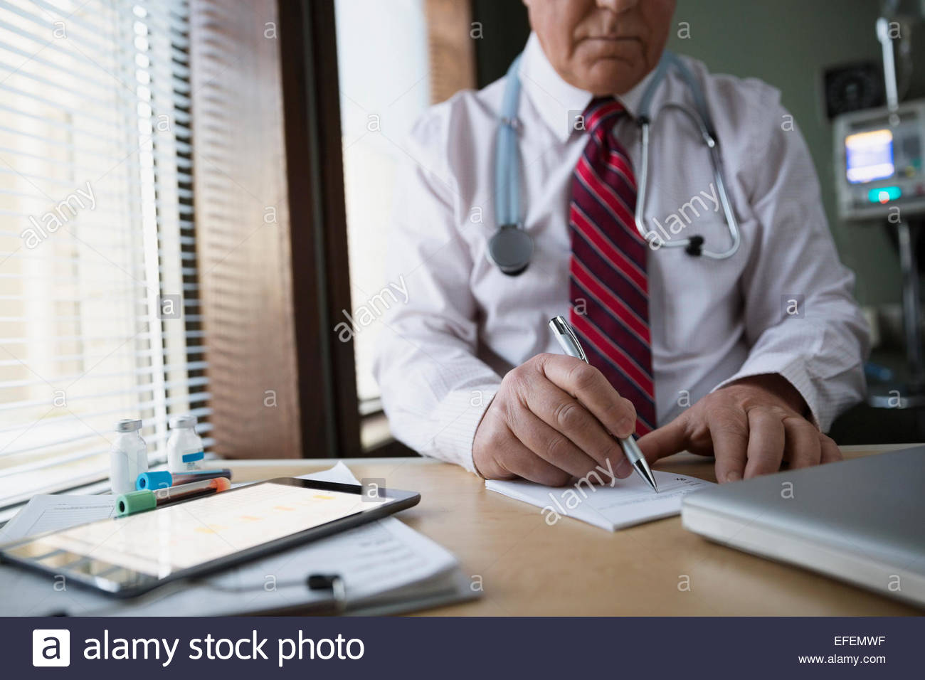 Doctor taking notes in hospital room Stock Photo - Alamy
