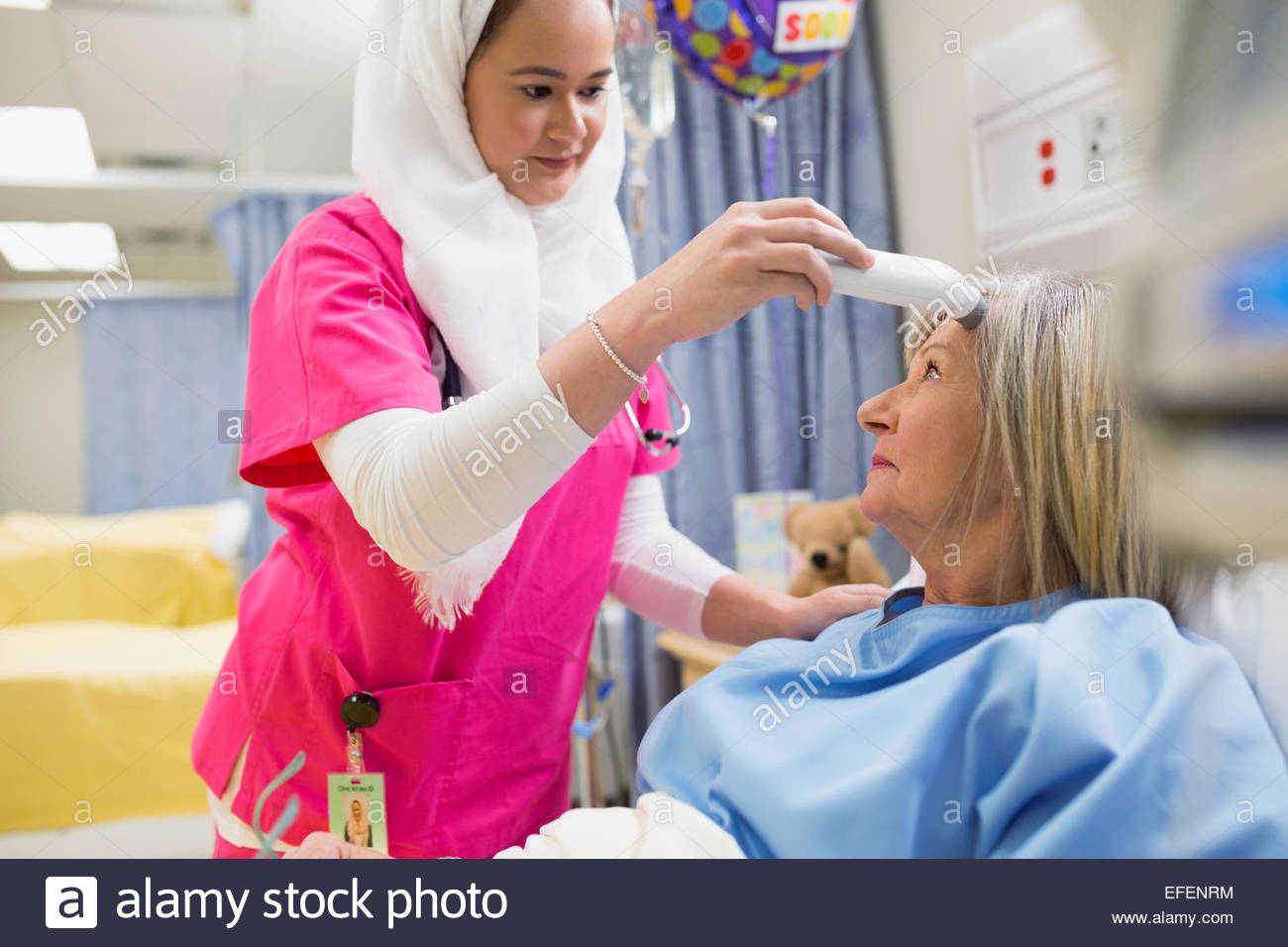 Nurse holding thermometer hi-res stock photography and images - Alamy